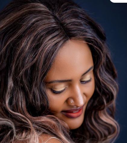 Uri mwiza imbere n’inyuma:Junior Giti yateye imitoma umugore we ku ...