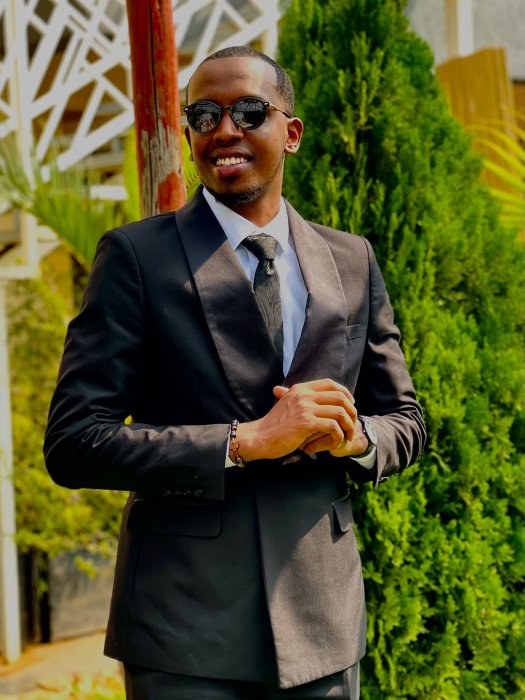 Abahanzi batanu basabye gukorana na 1:55 AM binyuze mu masezerano ...