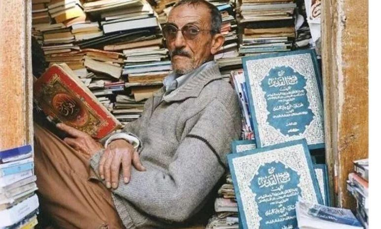 Inkuru y’Umusaza umaze imyaka 62 akora akazi ko gusoma ibitabo ...